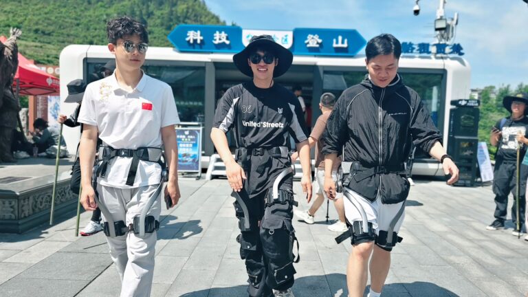 Exoskeleton Robots Go Viral in China’s Scenic Spots - CHINA MINUTES