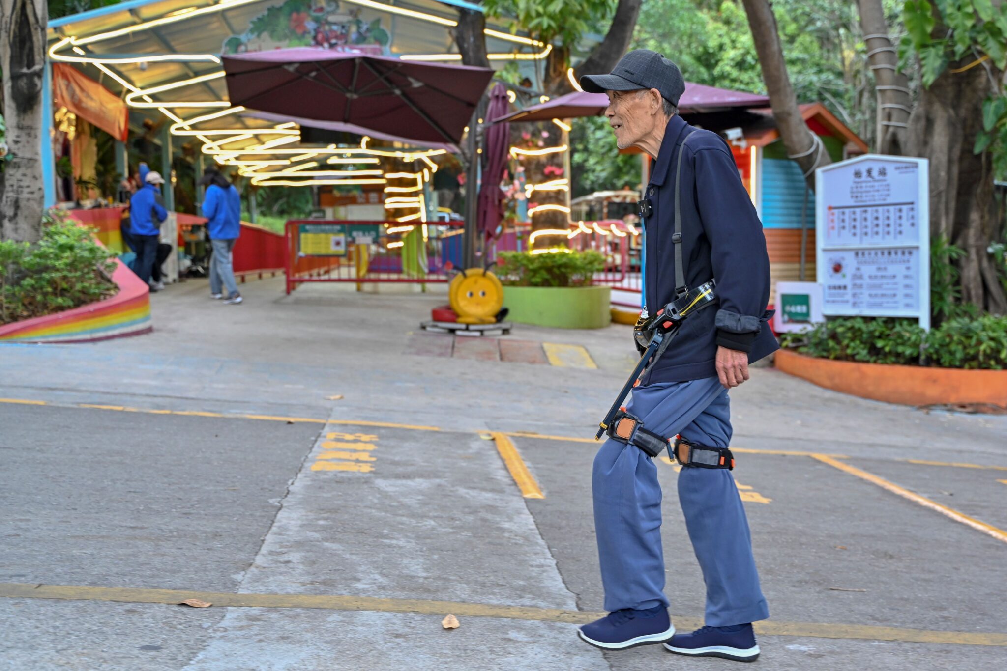 Exoskeleton Robots Go Viral in China’s Scenic Spots - CHINA MINUTES
