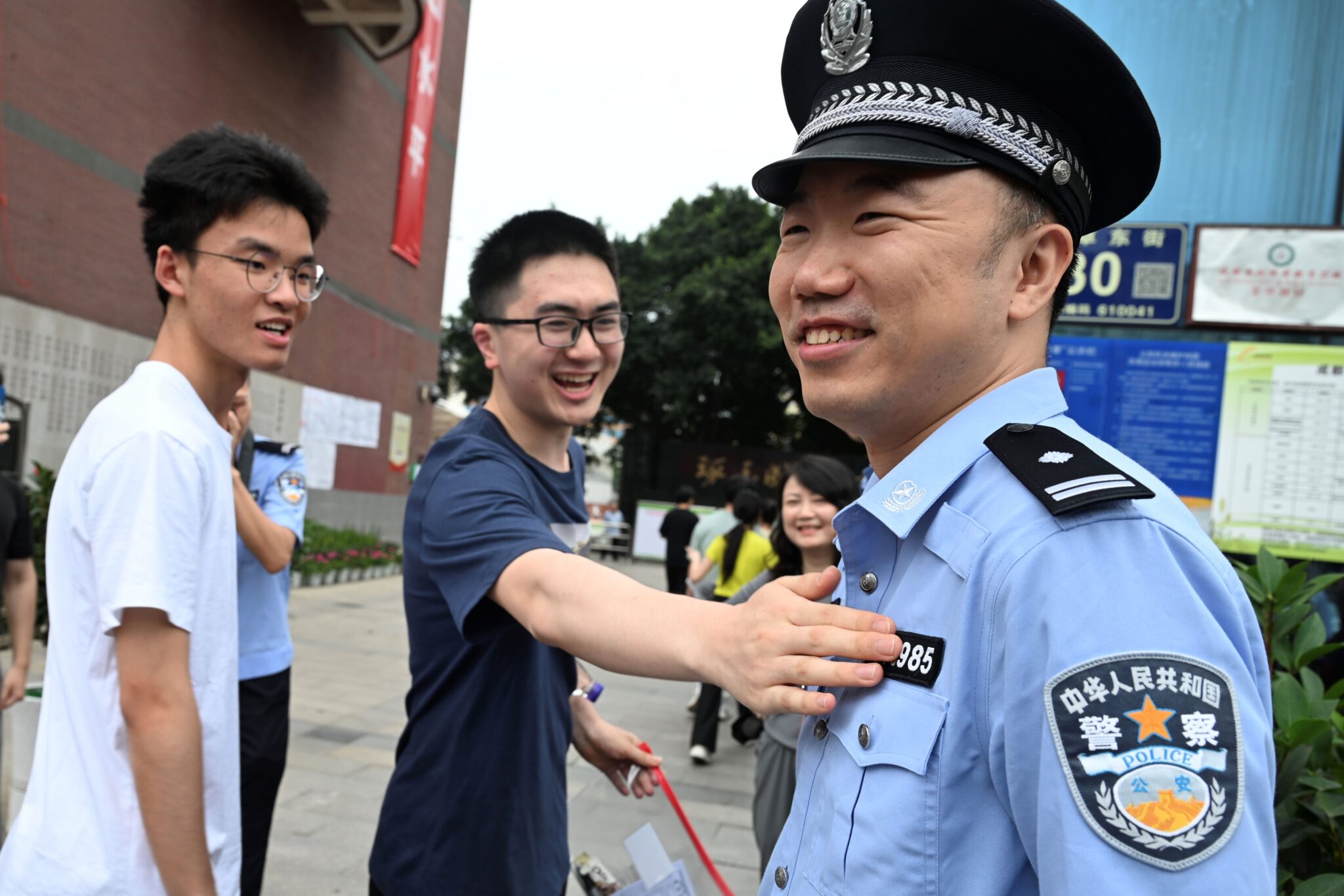 Chinese Police Bring “Lucky Numbers” to Gaokao Students - CHINA MINUTES