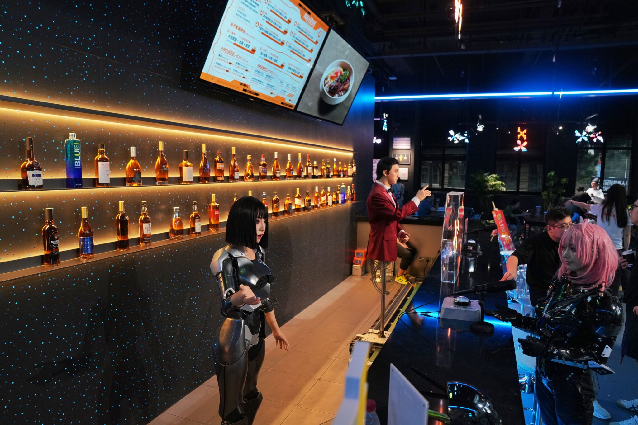 Dinner with Robots: Beijing’s Sci-Fi Dining Experience - CHINA MINUTES