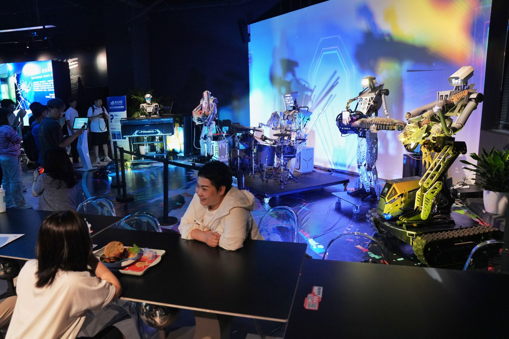 Dinner with Robots: Beijing’s Sci-Fi Dining Experience - CHINA MINUTES