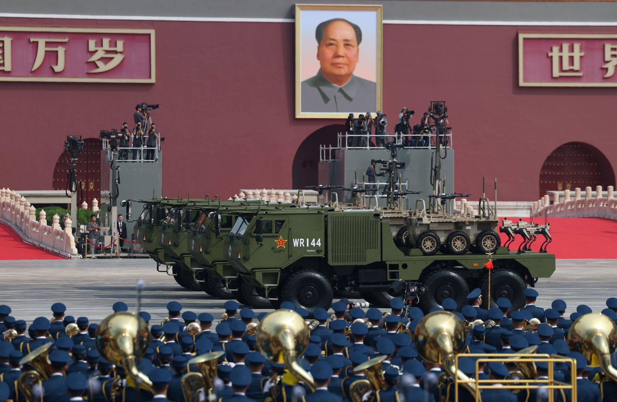 China’s “Machine Wolves”: Robotic Dogs Join the Battlefield - CHINA MINUTES