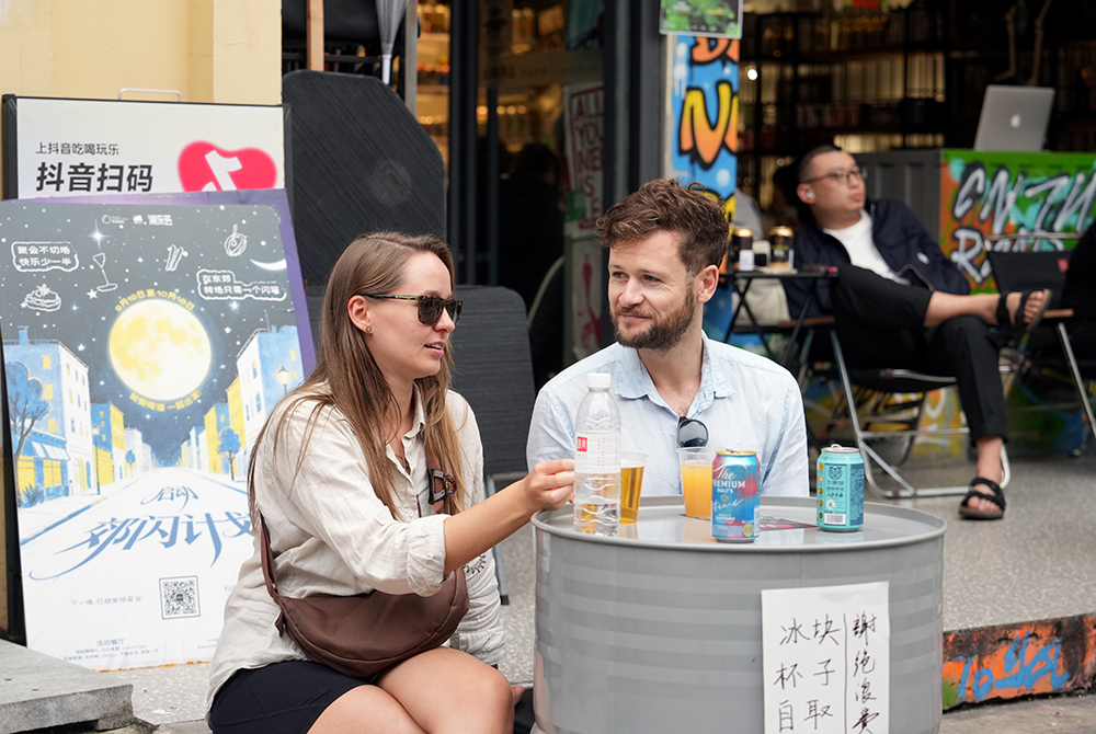 Chinatravel Continues: Foreign Visitors Immersed in Holidays