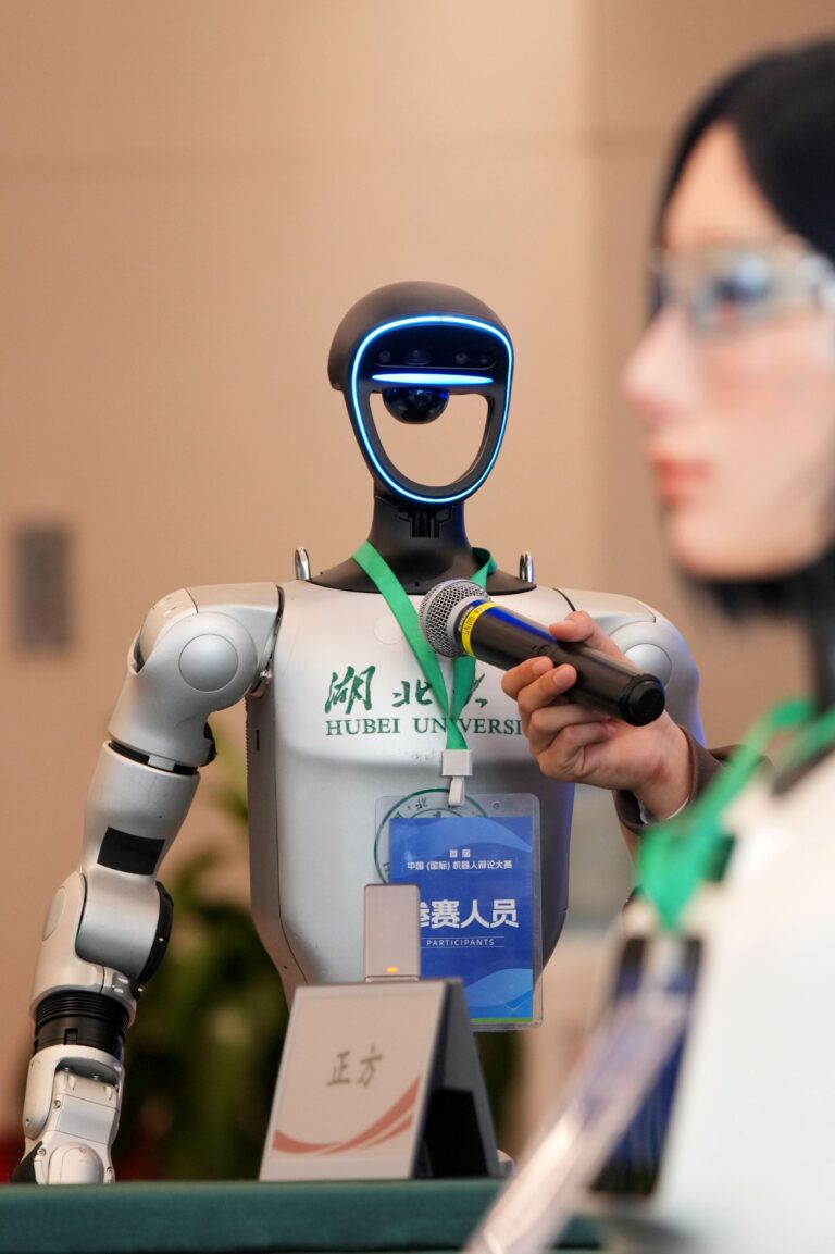 When Robots Debate: Can They Rule Humanity? - CHINA MINUTES