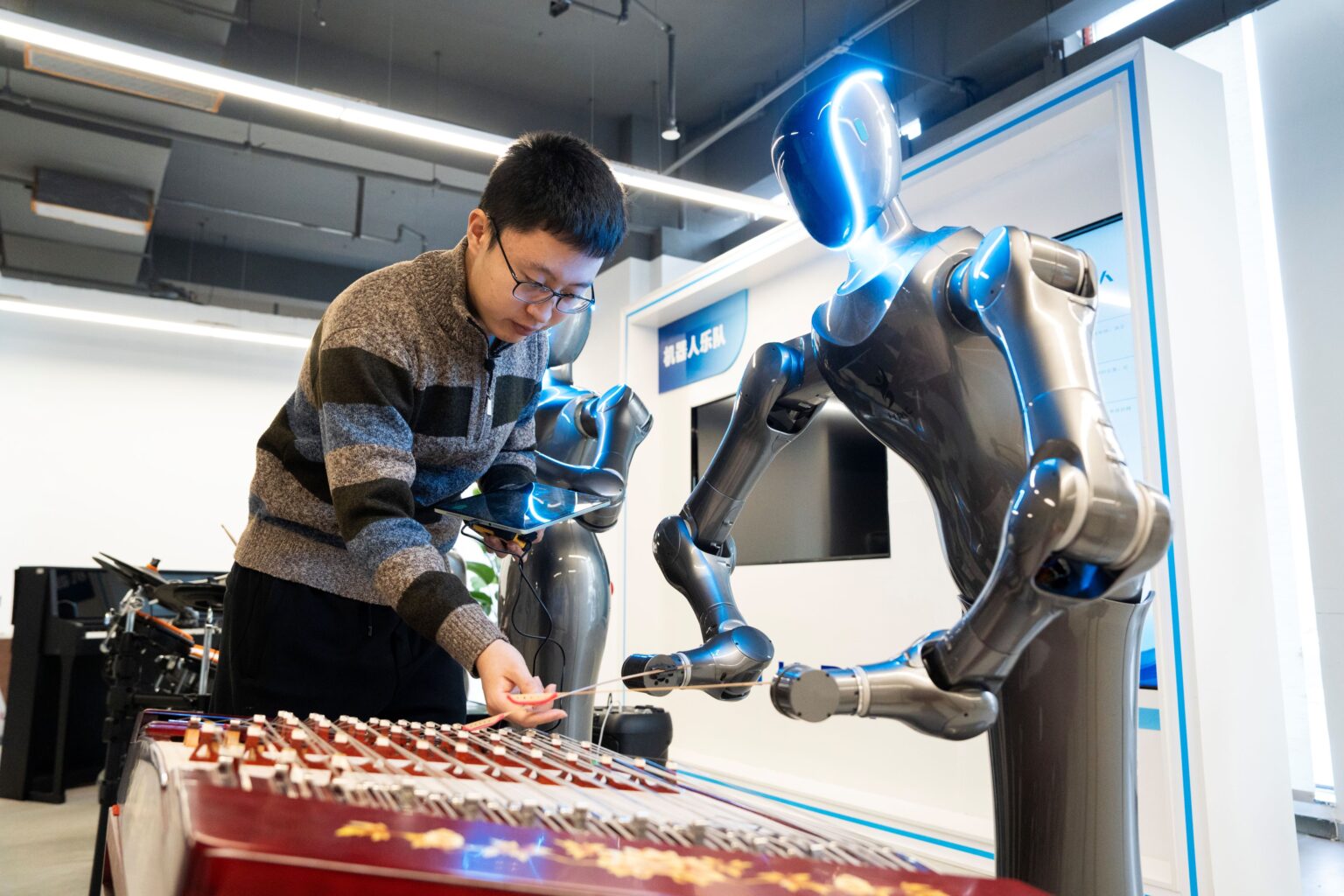 China Sets Plan to Develop Three Major Innovation Hubs - CHINA MINUTES