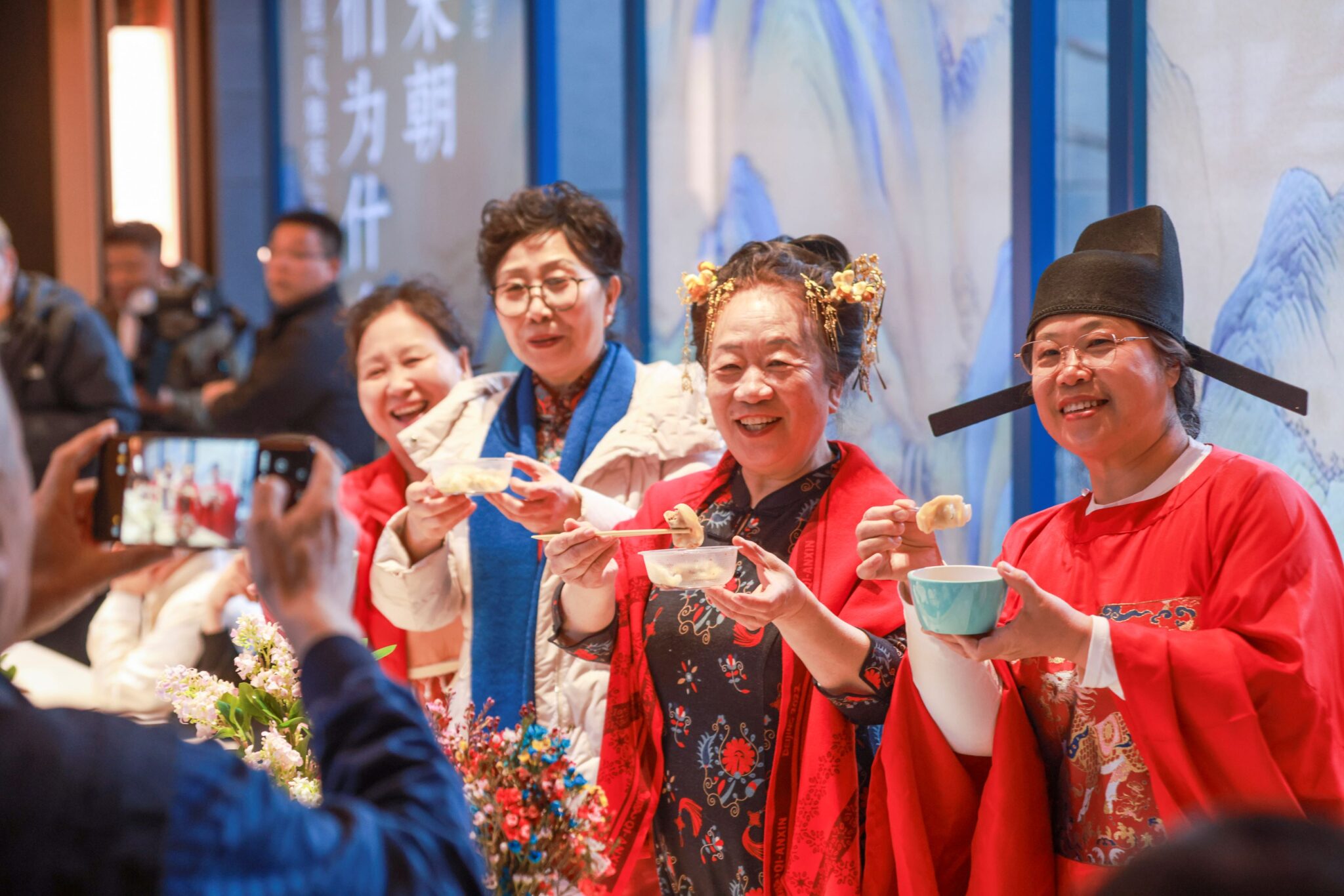 Celebrating Winter Solstice Across China - CHINA MINUTES