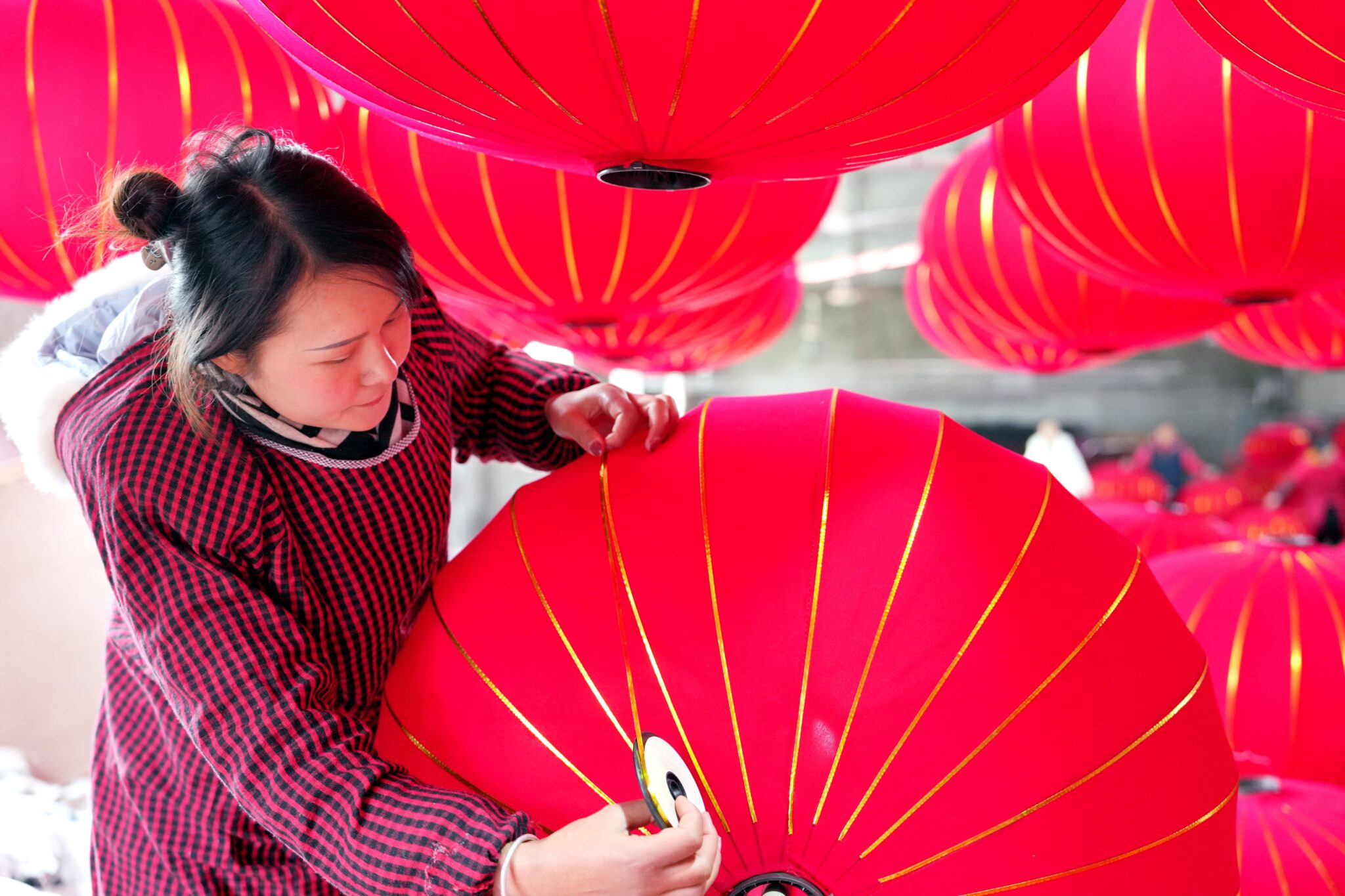 Making Red Lanterns Ahead of Chinese New Year - CHINA MINUTES